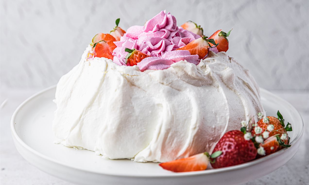 Beza Pavlova z różowym kremem i truskawkami Przepis | Dr. Oetker
