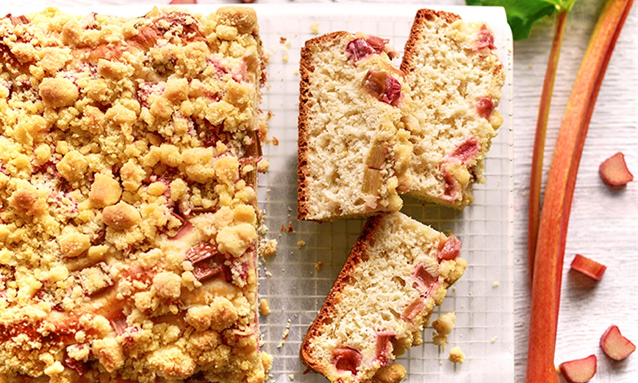 Drożdżowy placek z rabarbarem i kruszonką Przepis | Dr. Oetker