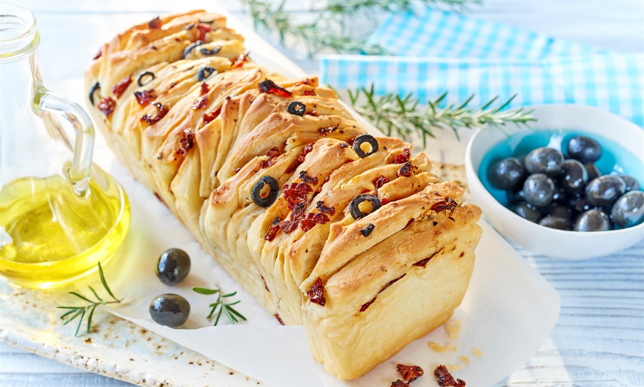 Odrywany chlebek z oliwkami i suszonymi pomidorami Przepis | Dr. Oetker